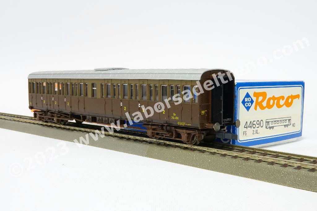 Roco - 44690 Carrozza 100 p. 2^ classe FS, livrea castano/isabella, ep. III