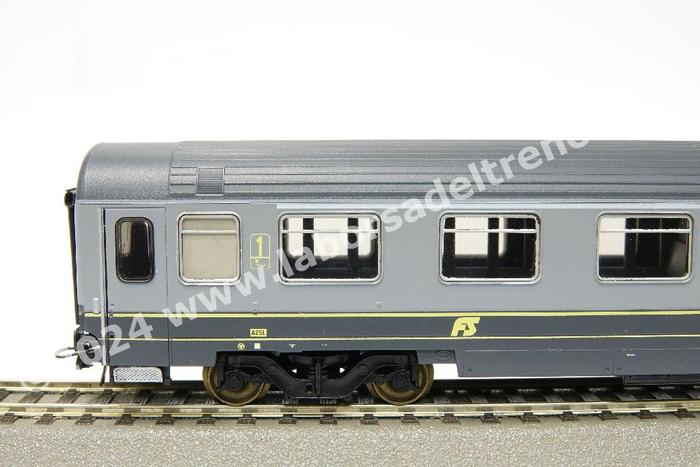Lima - 309529 Carrozza tipo Z1 di 1a cl. FS, livrea bigrigio con ...