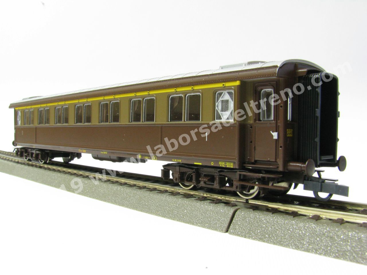 Roco - 45698 Carrozza di 1a cl., livrea castano/isabella, ep. III