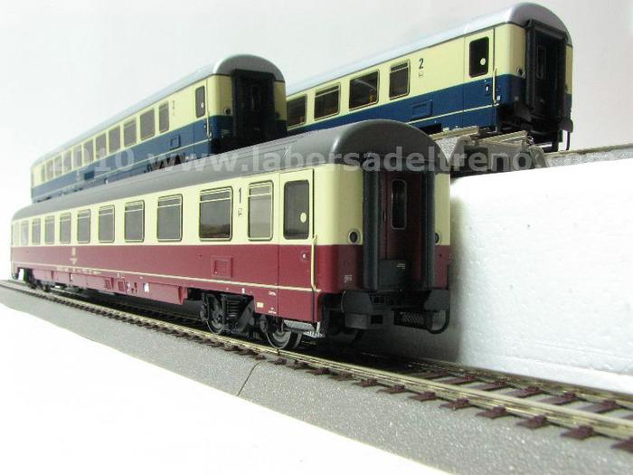 Acme - 55043 Set IC DB con 1 carrozza di 1a cl. Avmz 207, livrea rosso/crema, e 2 carrozze di 2a ...