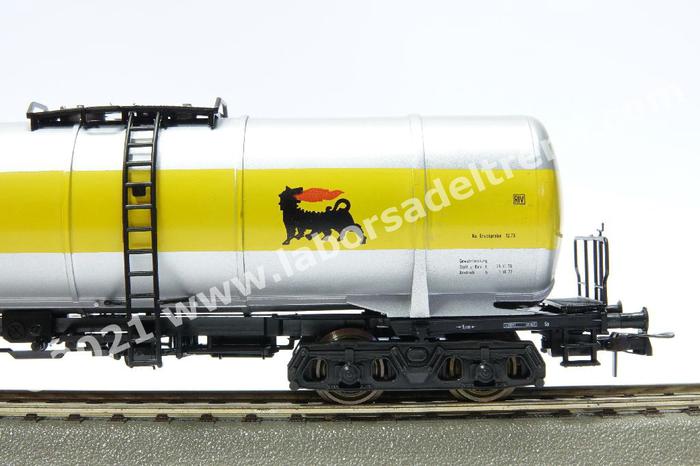 Roco - 46193 cisterna a carrelli, AGIP livrea grigia con fascia gialla ...