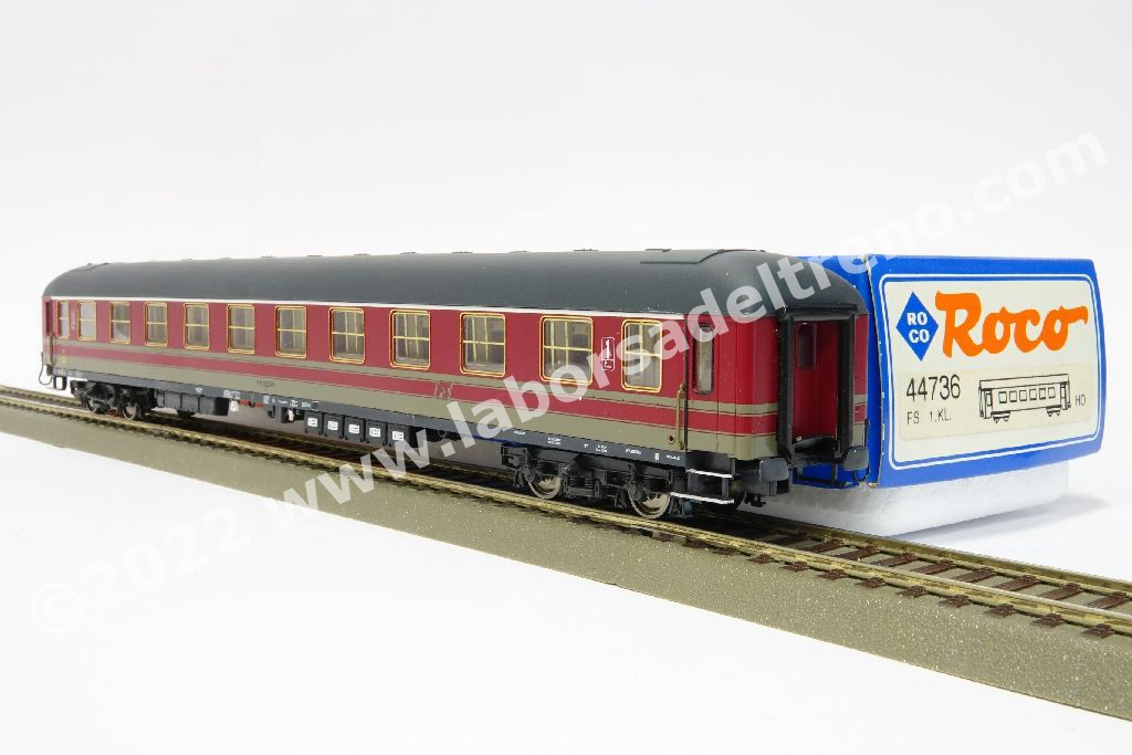 Roco - 44736 Carrozza tipo X di 1a cl. FS, livrea grigio/rosso fegato, logo inclinato, ep. V