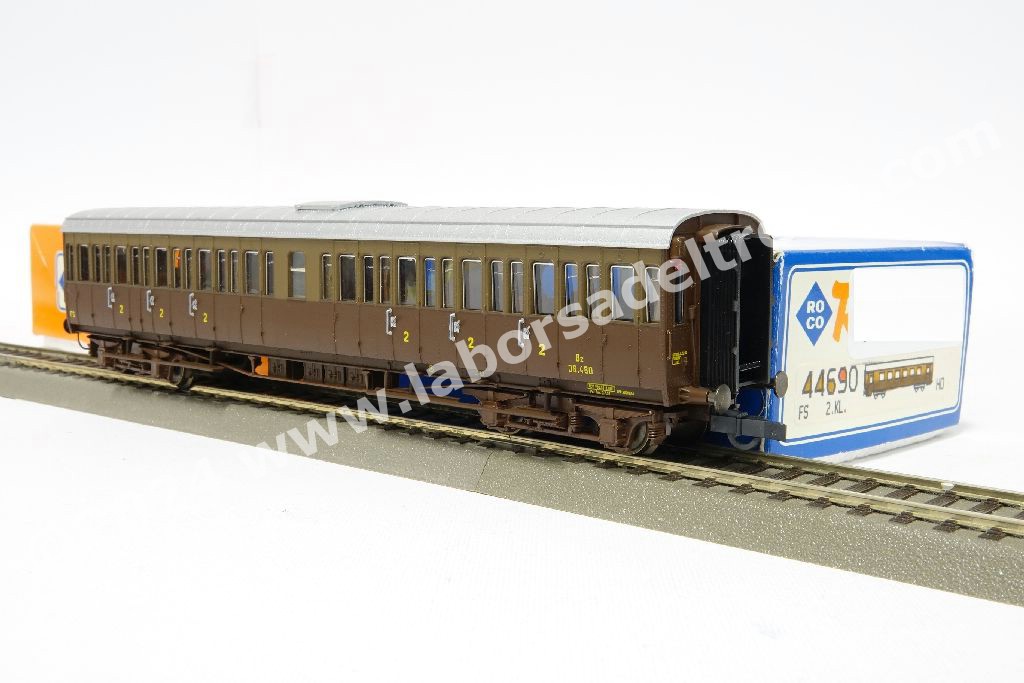 Roco - 44690 Carrozza 100 p. 2^ classe FS, livrea castano/isabella, ep. III