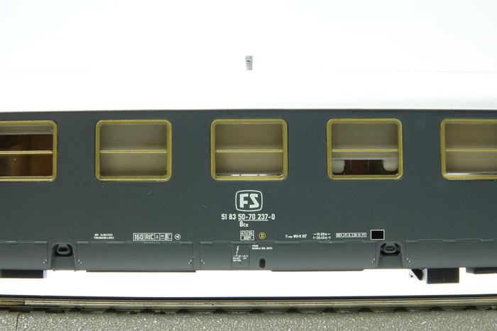 Acme - 55229 Coppia carrozze a cuccette FS tipo X-1970 carenate, una ...