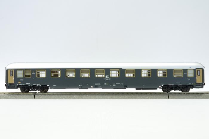 Acme - 55229 Coppia carrozze a cuccette FS tipo X-1970 carenate, una ...